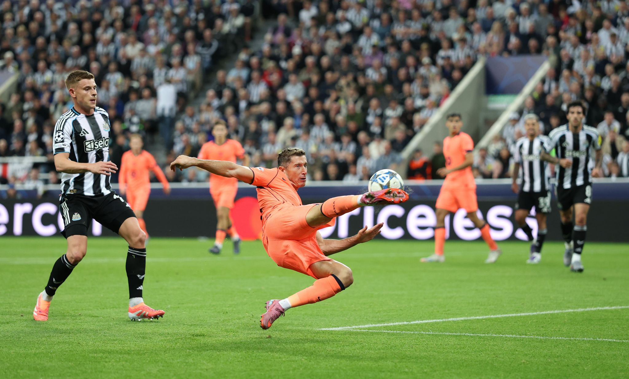 Barcelona identify 21-year-old as Robert Lewandowski replacement