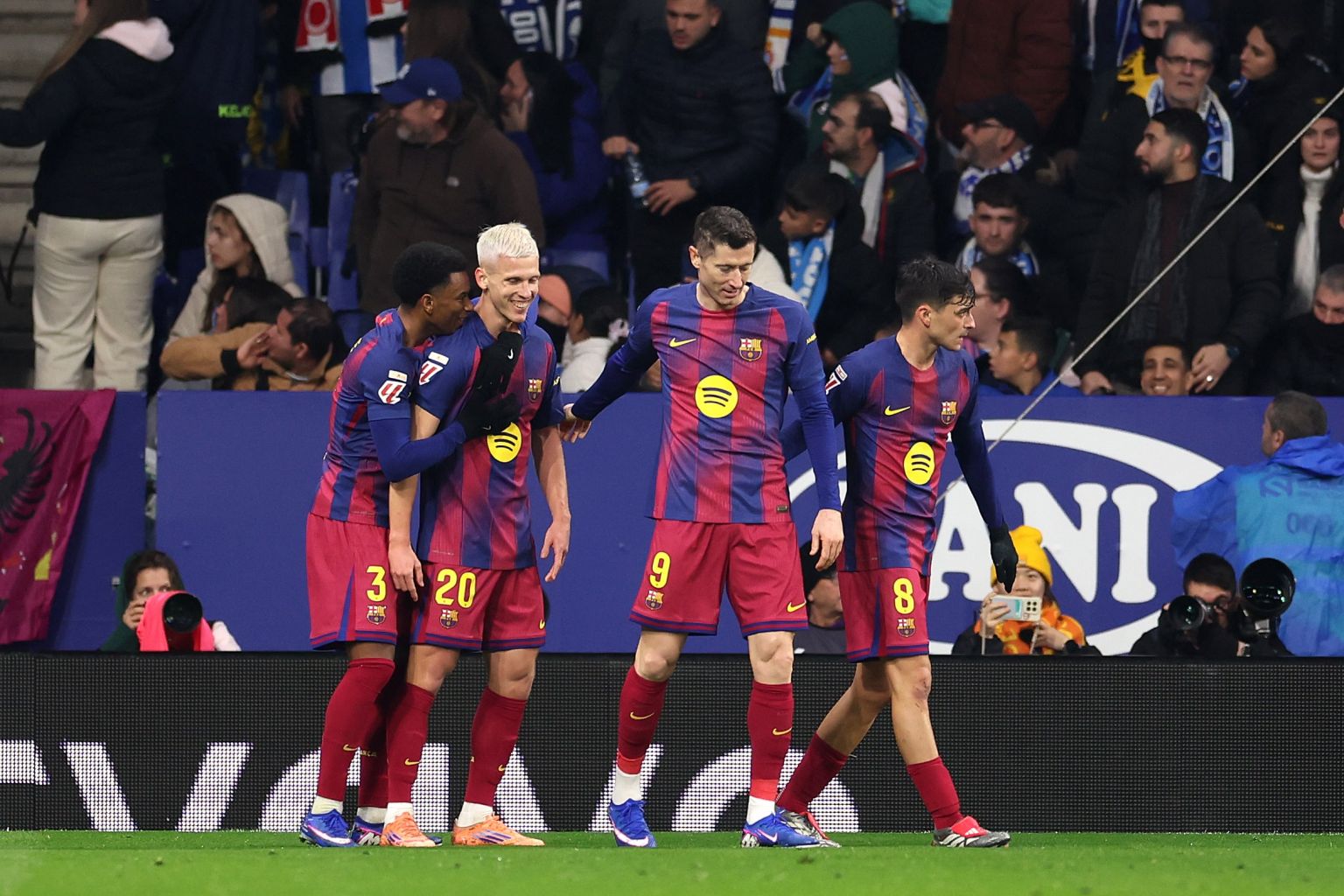 Robert Lewandowski clarifies Barcelona contract situation